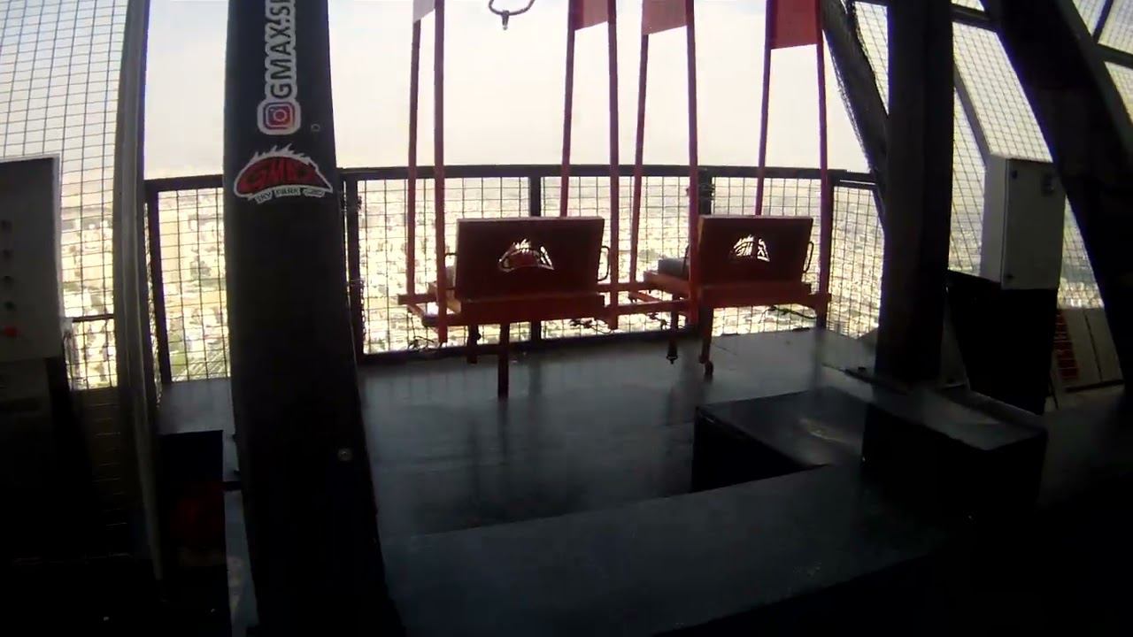 Иран. Тегеран. Телебашня. Развлечения для смелых.