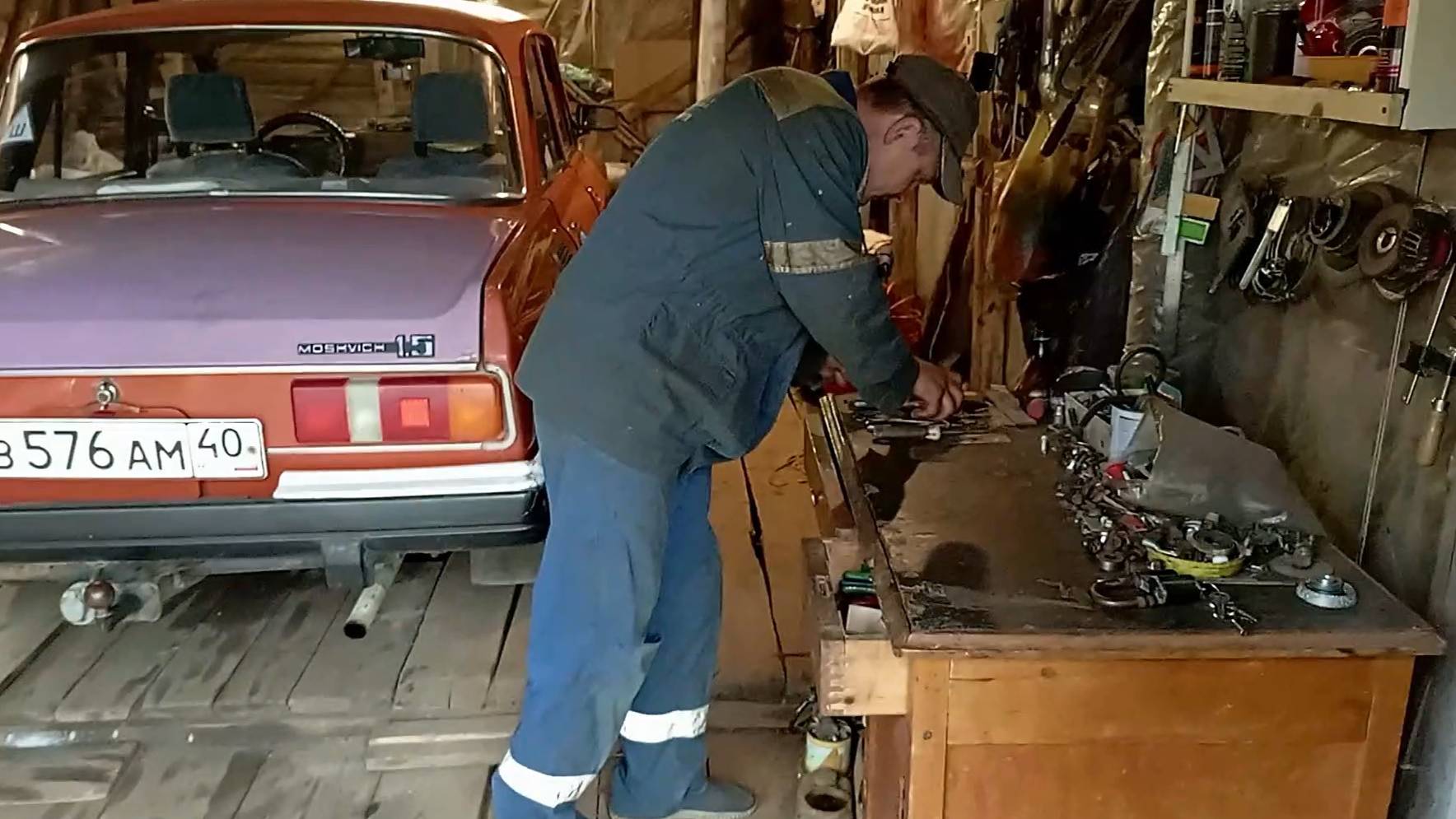 Москвич. Замена масла. Как открутить сливную пробку.