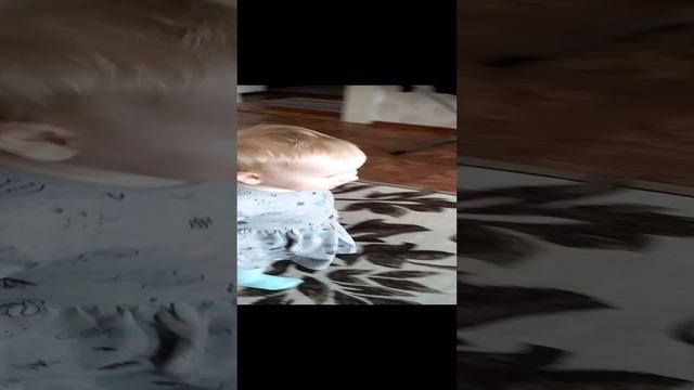 Наша красавица с утра разгуливает.