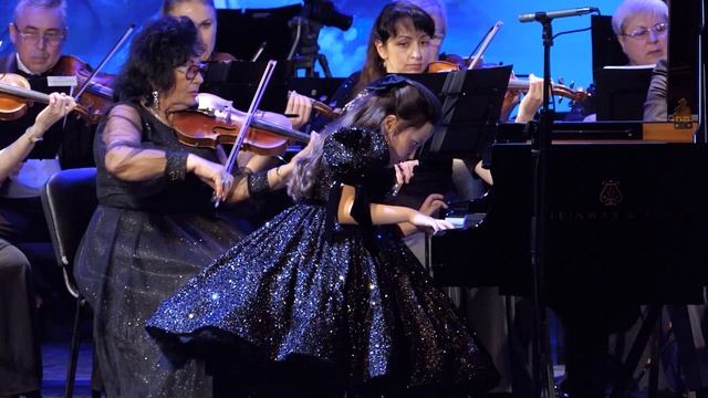 Моцарт Вольфганг Амадей концерт для фортепиано с оркестром номер 8, часть 1. Солистка Кулешова Алиса