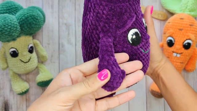 Обзор вязаной игрушки "Баклажан крючком" по МК от @goozell_toys. Схема амигуруми из плюшевой пряжи