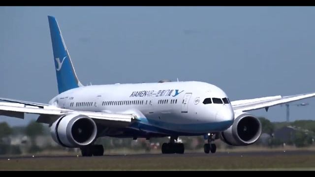 Большие самолеты садятся на взлетно-посадочную полосу в Нидерландах