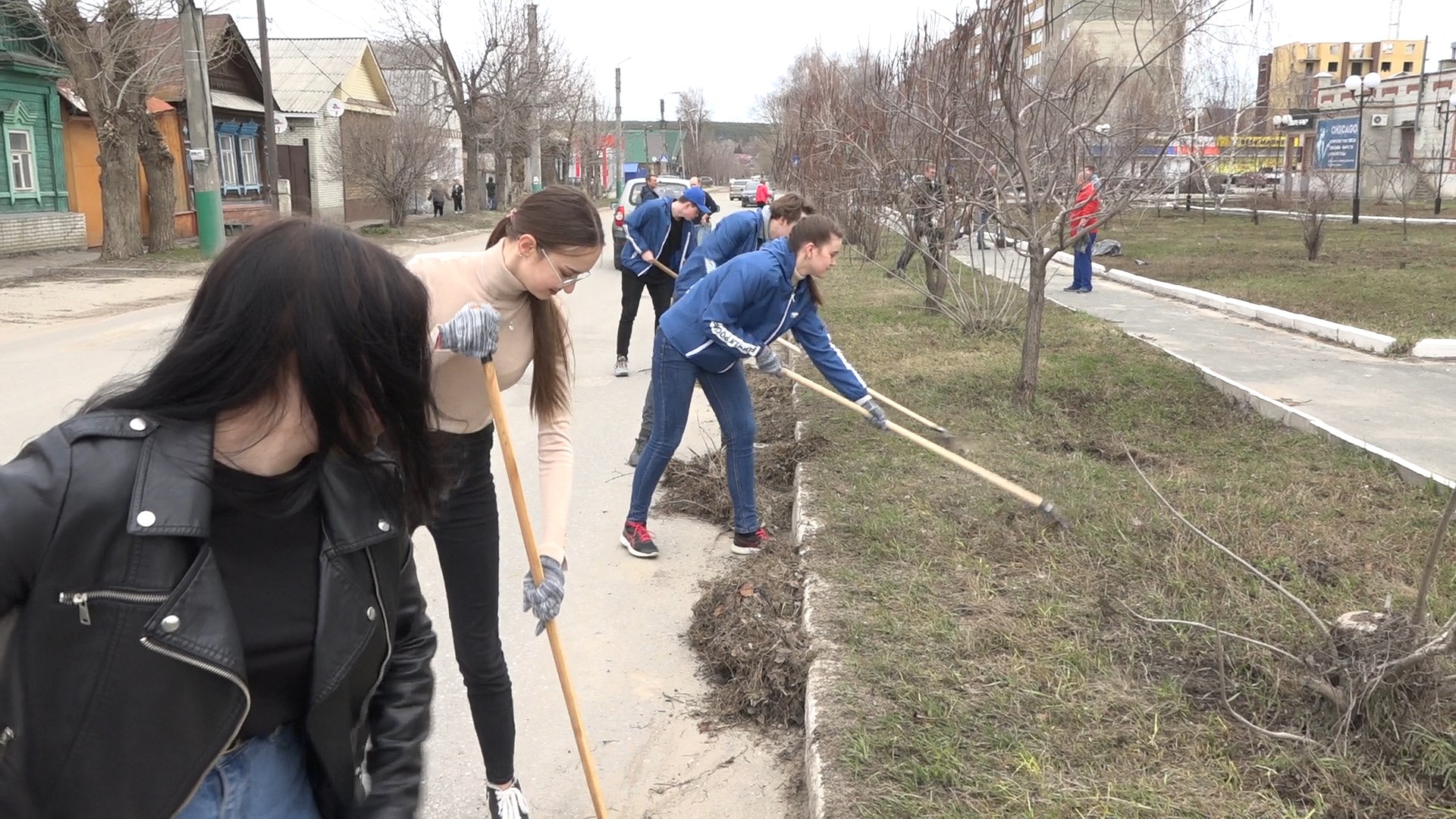 В Кузнецке прошел первый весенний субботник