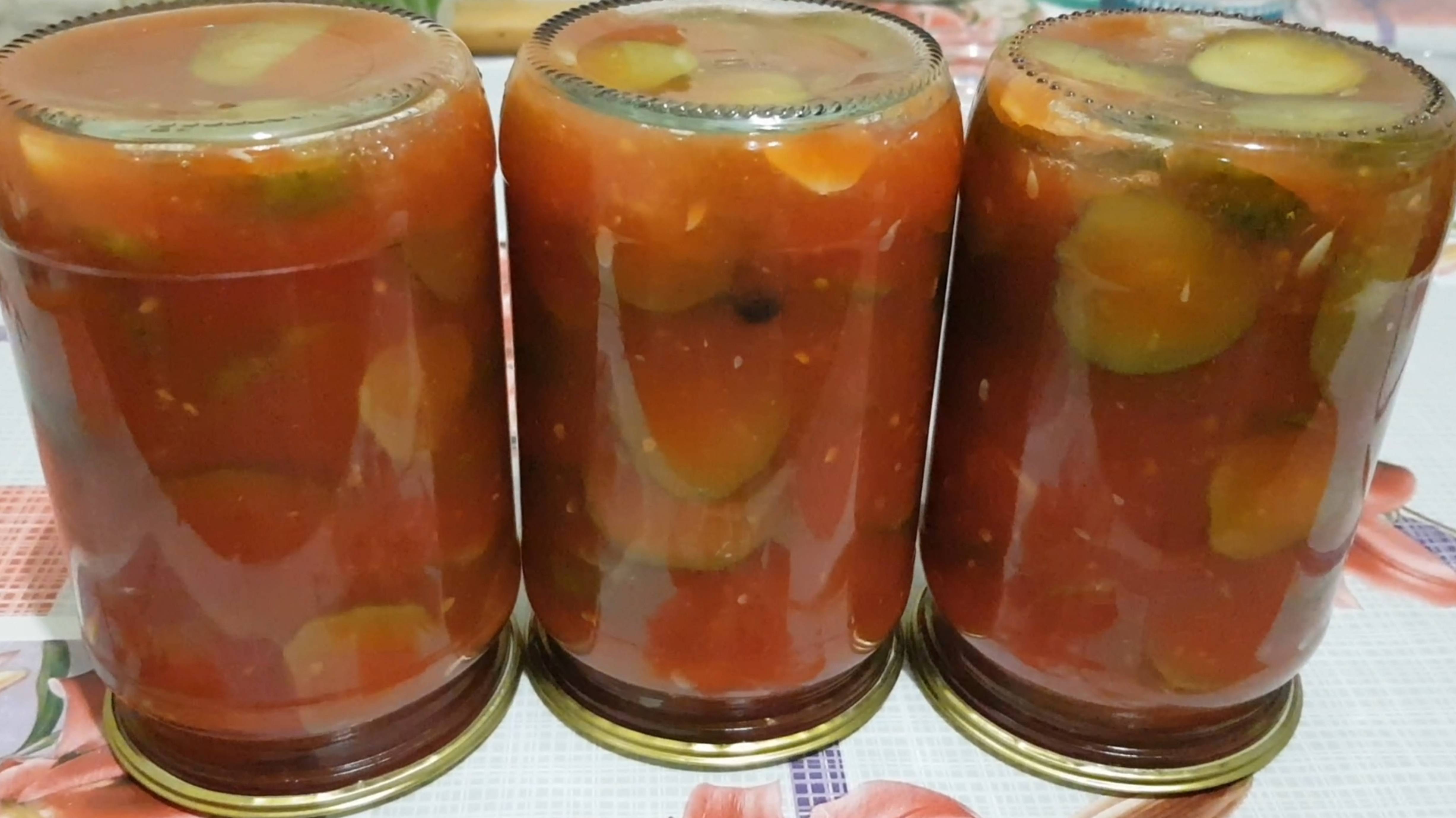 Хрустящие огурчики в томатном соке.