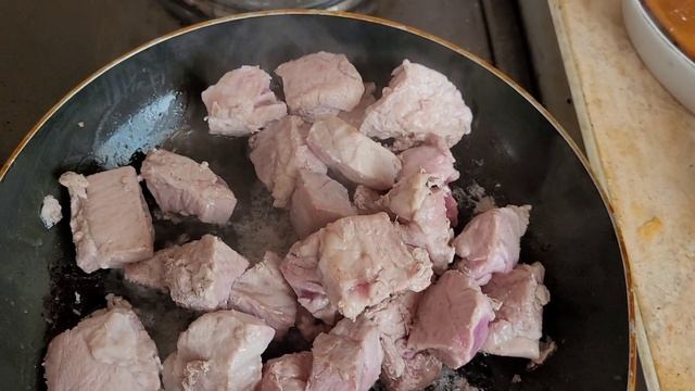 Как правильно приготовить жаркое из свинины в горшочках