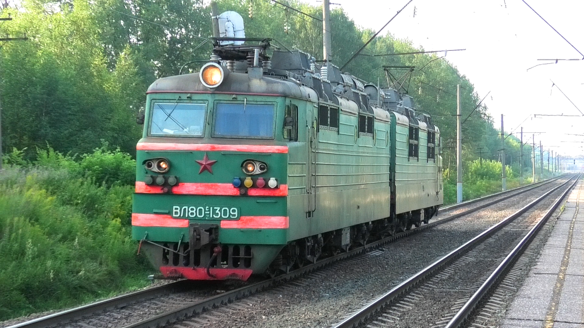 "Зеленый со звездой". ВЛ80С-1309 следует резервом через о.п. Сартаково