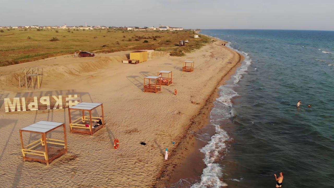 Крым. Солнце, море, пляж и маки.