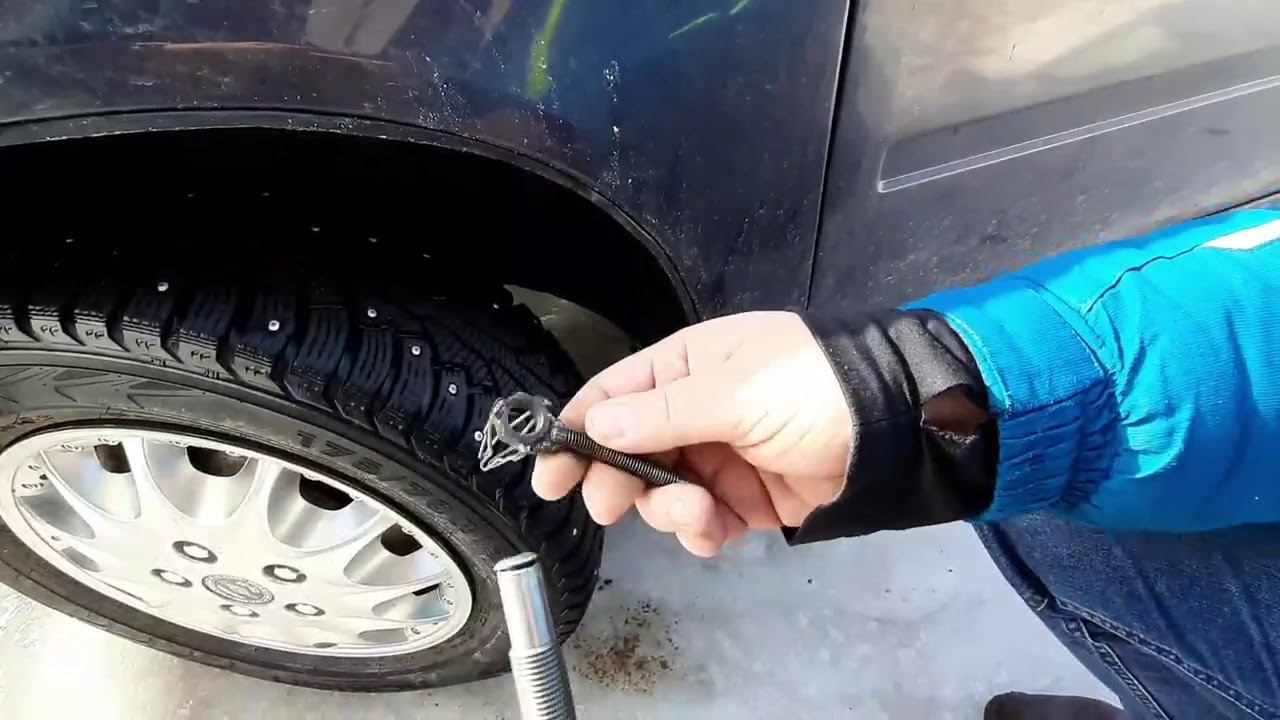 Ошиповка шины ремонтными шипами "на коленке"