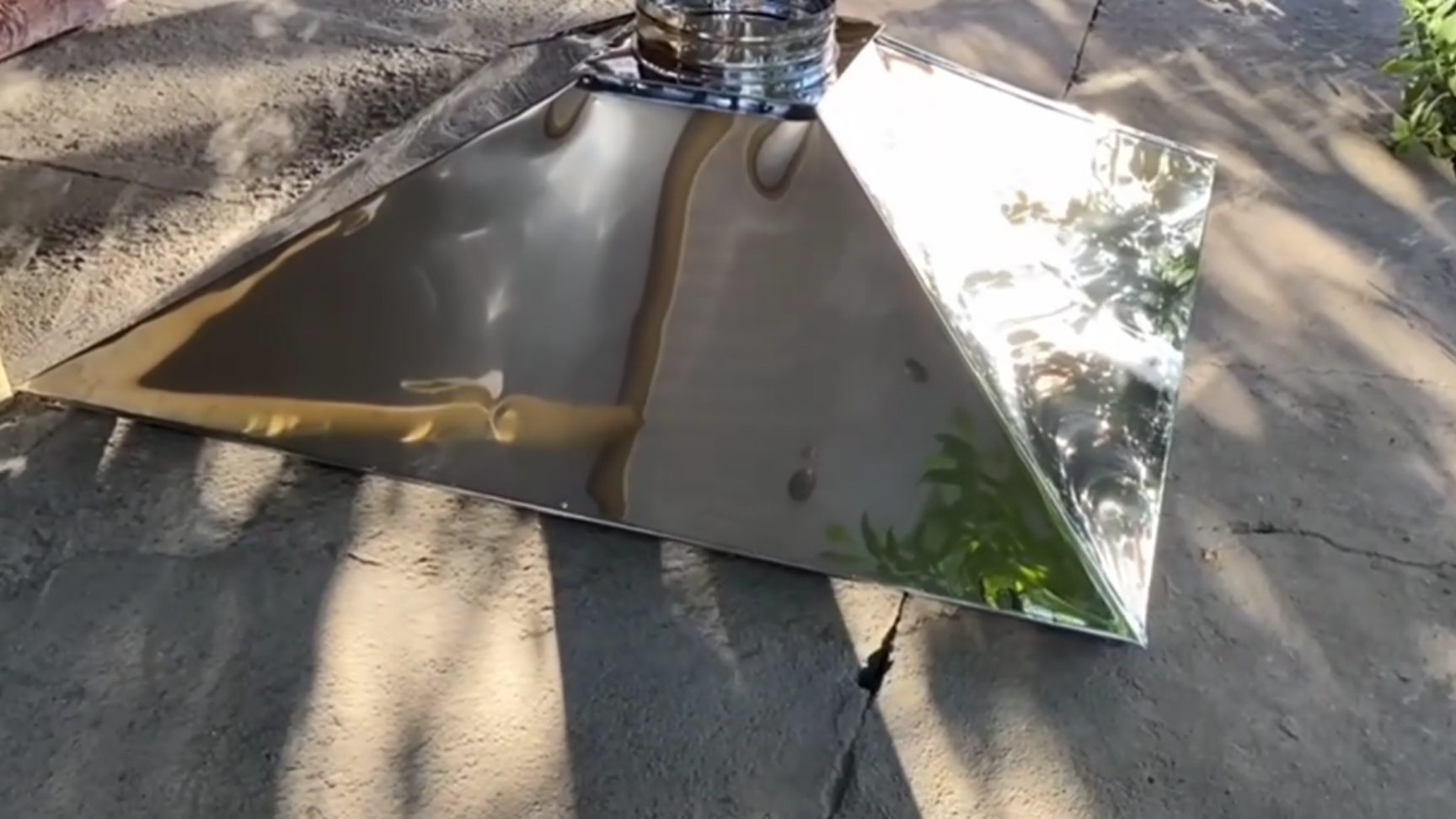 Вытяжной зонт из нержавейки.