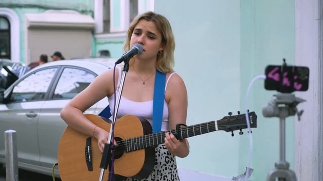 Спела на улице Белые розы в память о Юре Шатунове (Lady Leo)