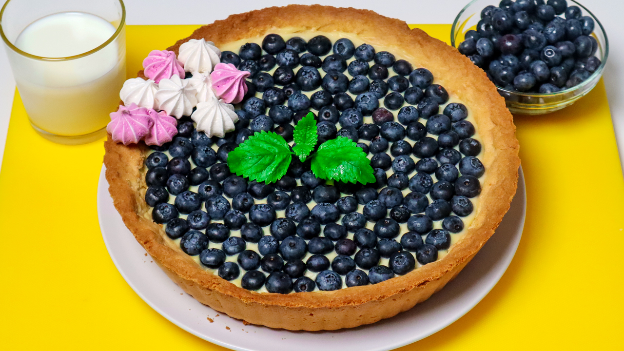 Тарт с голубикой и заварным кремом. Песочный пирог с заварным кремом и ягодами. Ягодный тарт.