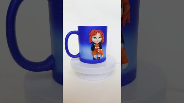 Кружка хамелеон с куколкой Лися-Осень. Синяя чашка с блестками, подарок для девочки, дочки, внучки.