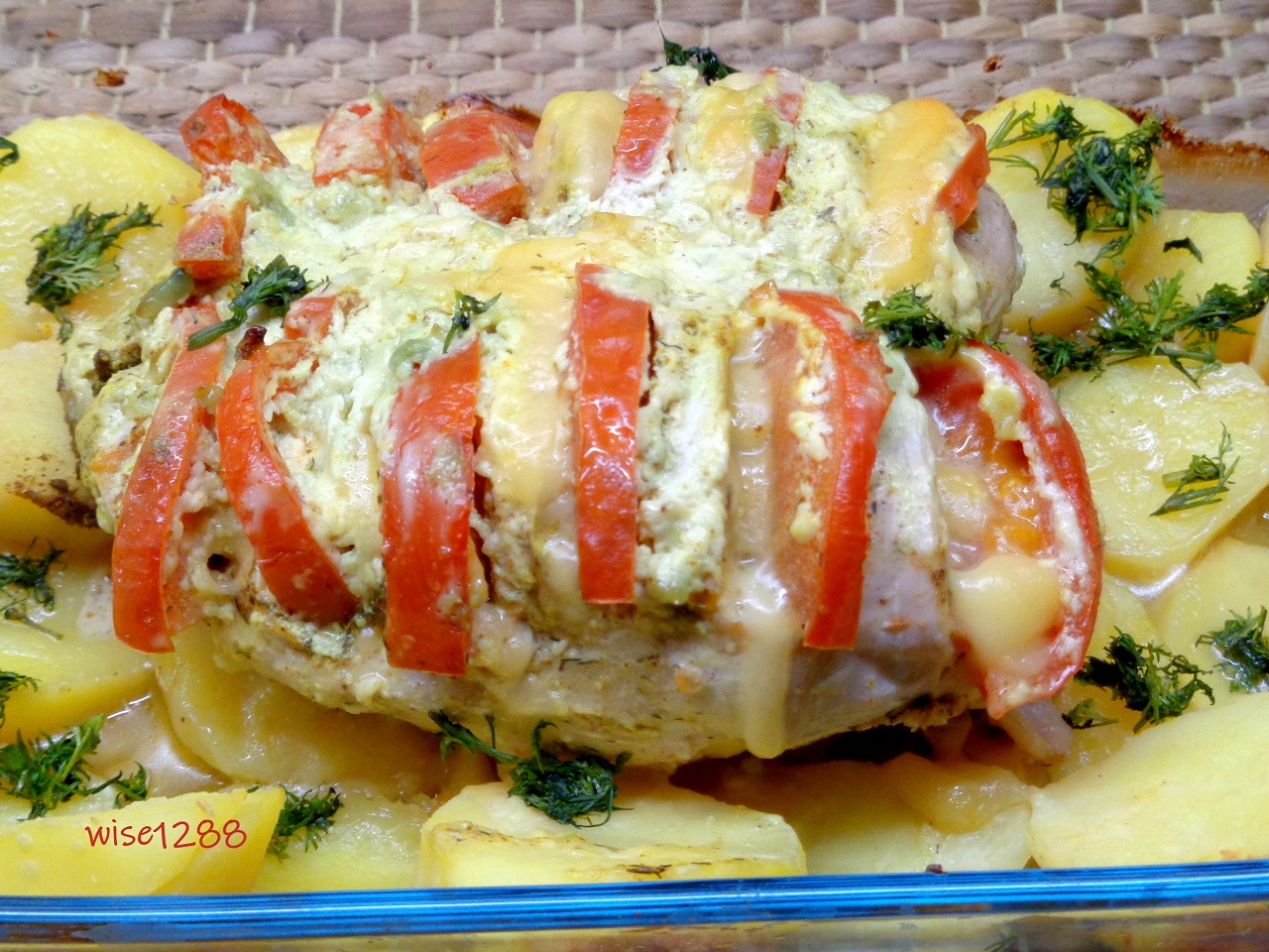 Пикантная куриная грудка, шпигованная помидорами и сыром. Сочно. Ярко. Просто.