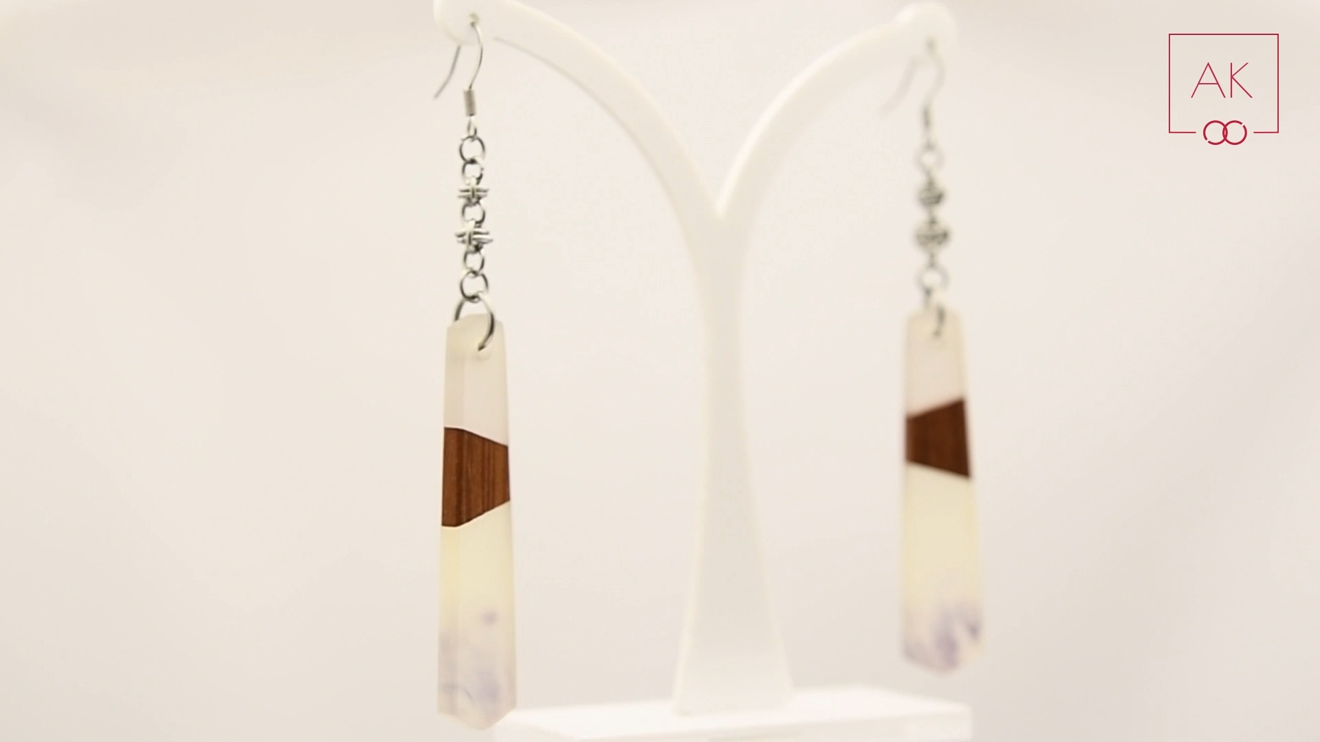 Экстравагантные серьги Мира из эпоксидной смолы