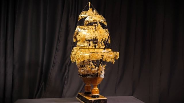 Сувенирная модель парусного корабля из янтаря. Amber Sailing Ship Model. Baltamber