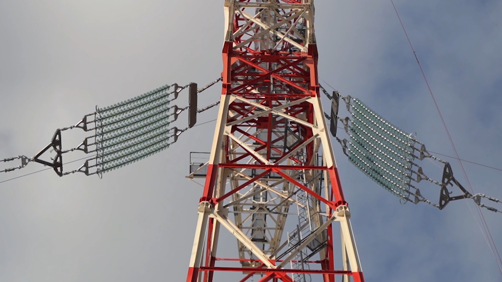 Сборка и закрепление натяжной гирлянды изоляторов на переходной опоре ПП500-1/76у