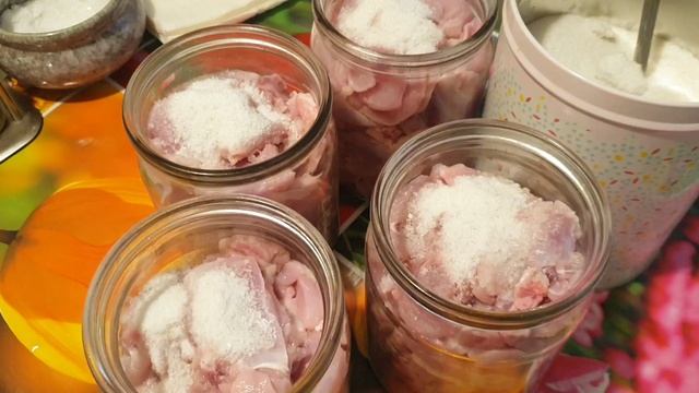 В деревне, делаю тушенку