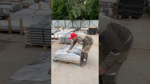 Надёжная упаковка брусчатки и маленькой плитки на поддоне для отправки заказчику