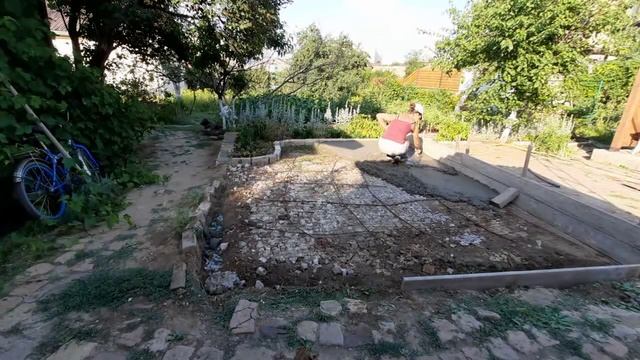 Делаем площадку для бассейна из бетона.