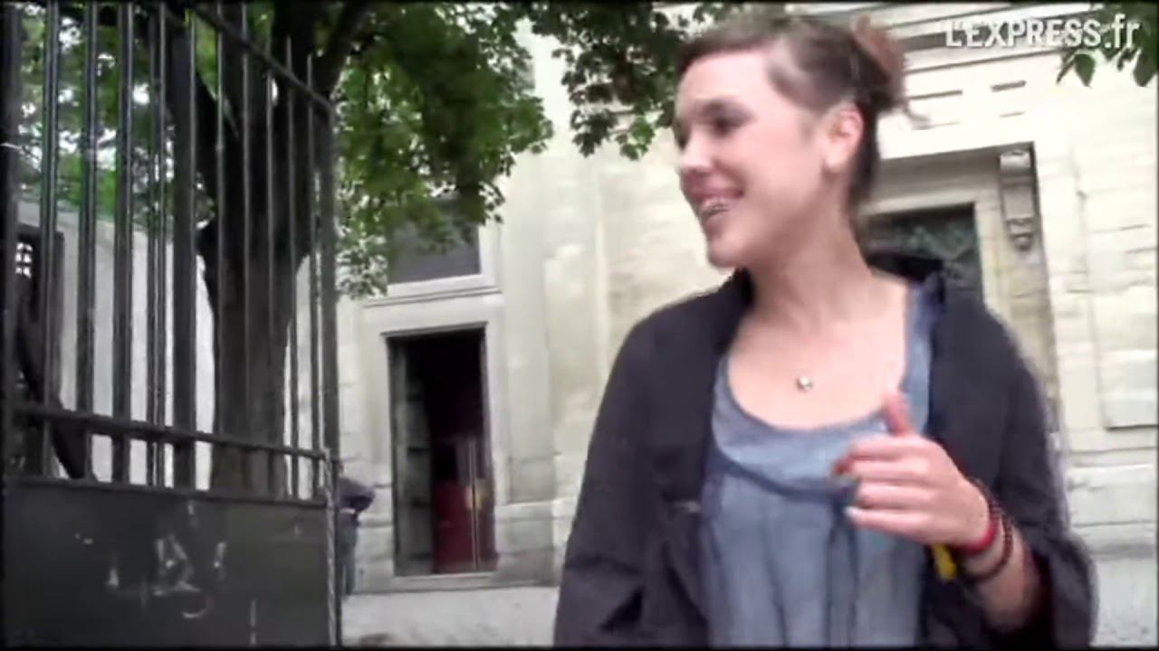 Великолепно поёт