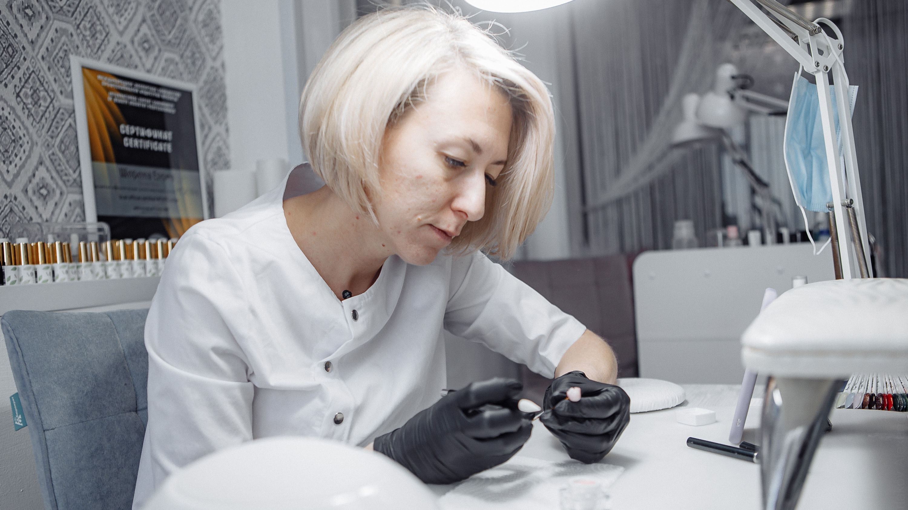 Сегодня отмечается День мастера маникюра