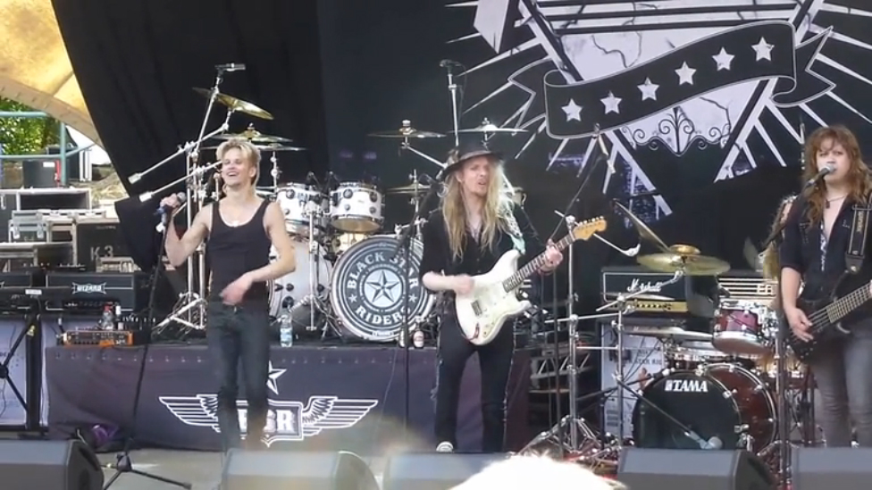 H.e.a.t. - Living On The Run (live at HiRock Festival Loreley 02.06.2013)