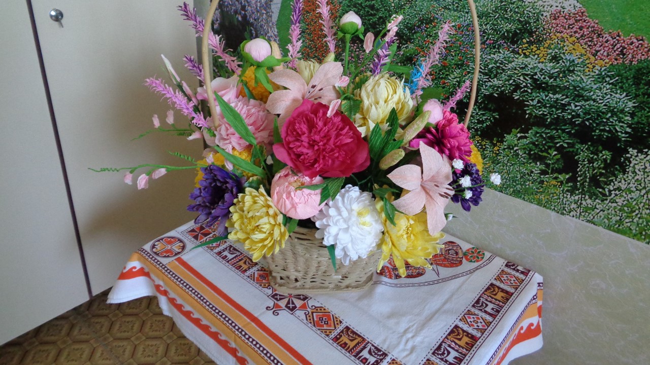 💃 Собрала цветы в корзину.