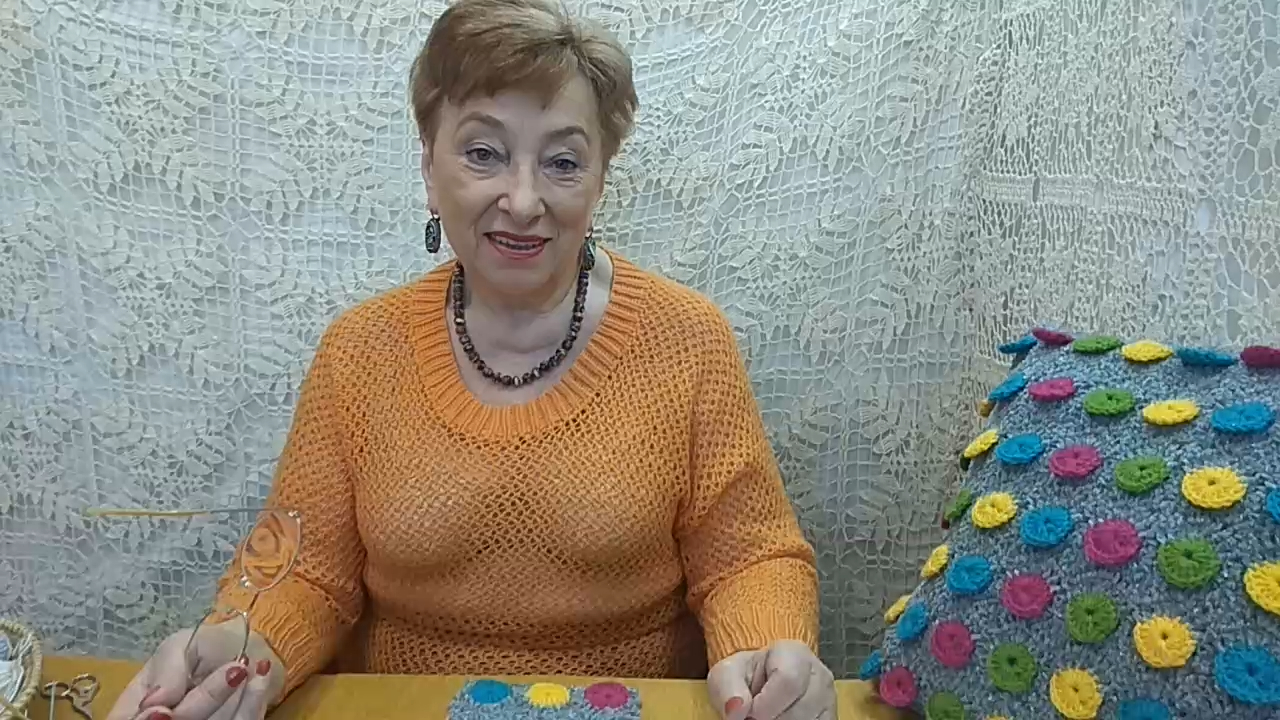 Подушка "Конфетти".  Мастер-класс по вязанию крючком от О. С. Литвиной.