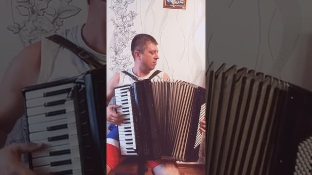 Эту песню знают все! Аккордеонист на аккордеоне