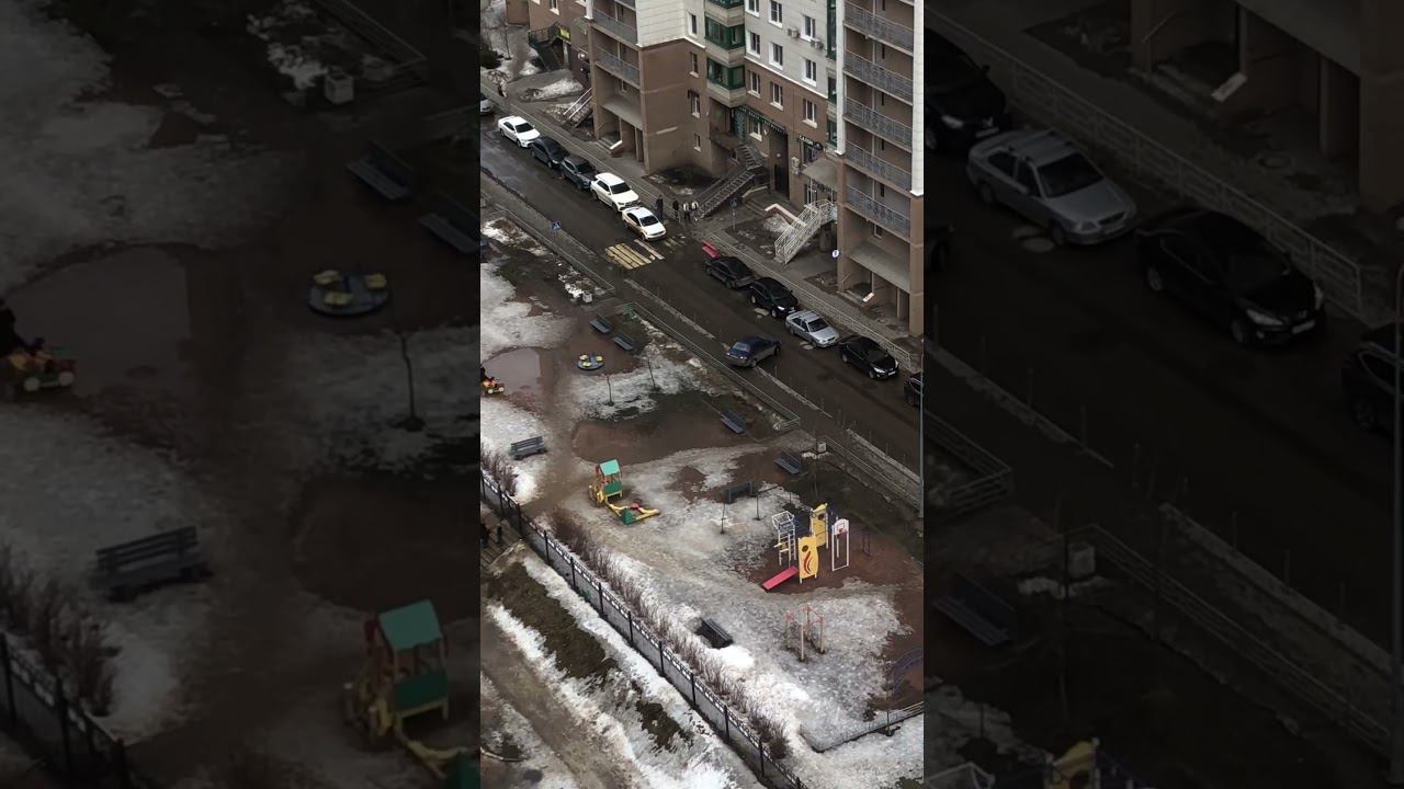 По тротуару на машине вдоль детской площадки