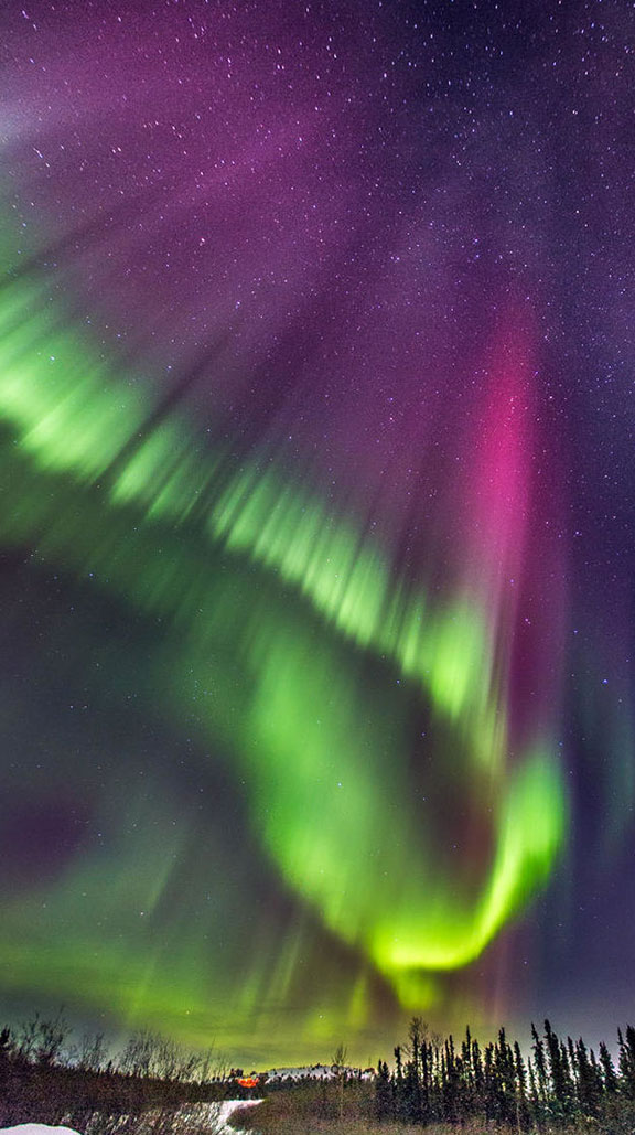 Почему северное сияние на фото ярче?