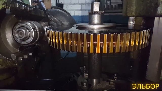 Зубофрезный станок, нарезание зубьев шестерни.mp4