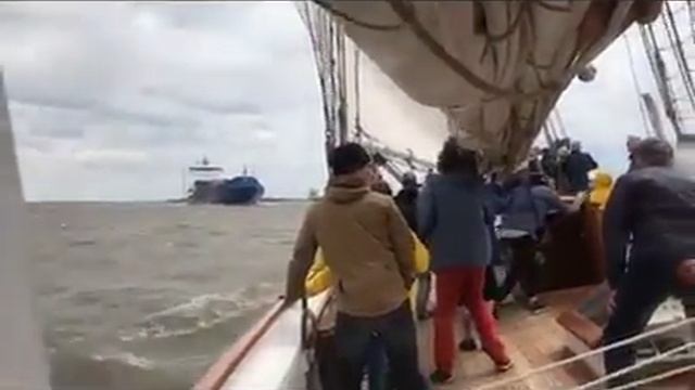 Аварийные ситуации - Столкновения - Парусник the Elbe пытается пройти по носу контейнеровоза