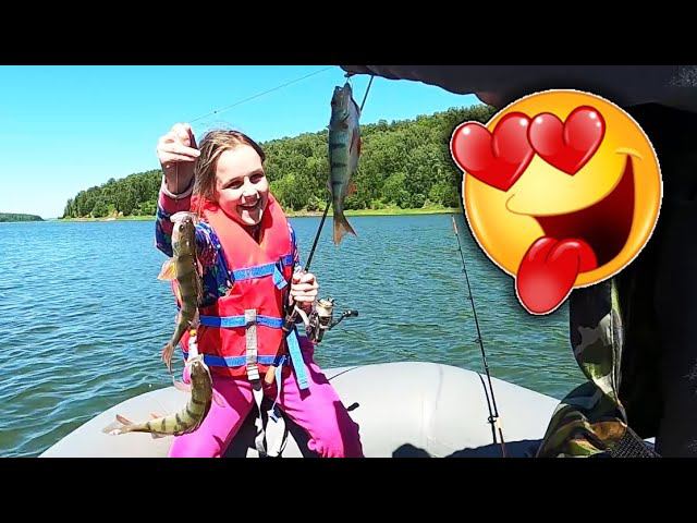 Рыбалка с берега - на каждом забросе рыба! Сумашедшая ловля окуня летом, куча эмоций у ребёнка!