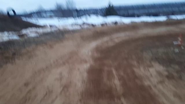 Тренер проводит объезд трассы и проверяет можно ли тренироваться