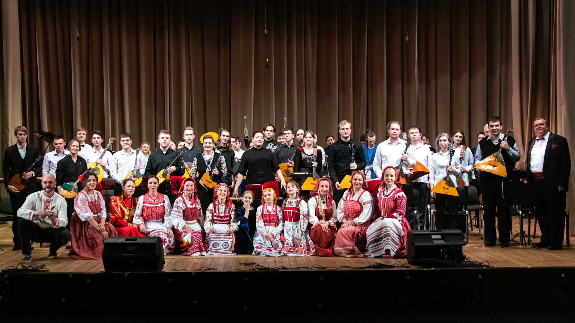 "Прялица"
"Вдоль по улице широкой"
Исполняет ансамбль "Подворье"