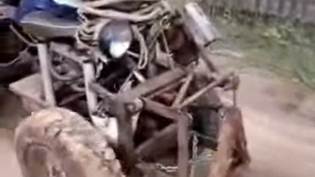 02. Сынишка гоняет на тракторе. Мой минитрактор переломка. До сих пор живой )