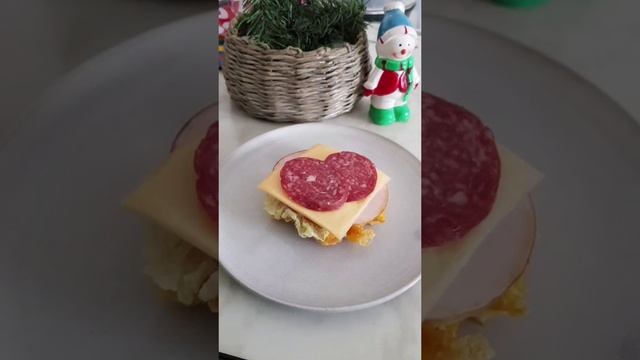 Вафельброд
Рецепт вафли: 1 яйцо, 1 ст ложка тертого сыра и миндальной муки