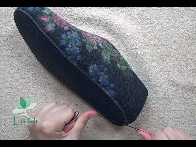 Пришиваю подошву к валяным тапочкам.