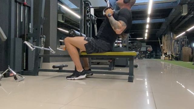 Жим гантелей на полу