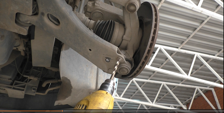 Замена передней правой шаровой опоры на Мазда 2 1,6 Mazda 2 2004 года