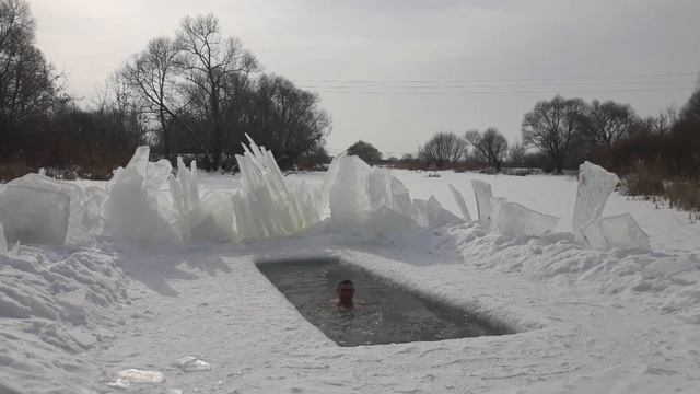 Праздничный заплыв . Поздравления с 23 февраля С Днем Защитника Отечества из проруби..mp4