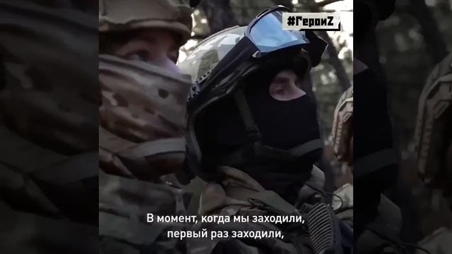 Боец в нашим бронешлеме получает награду.