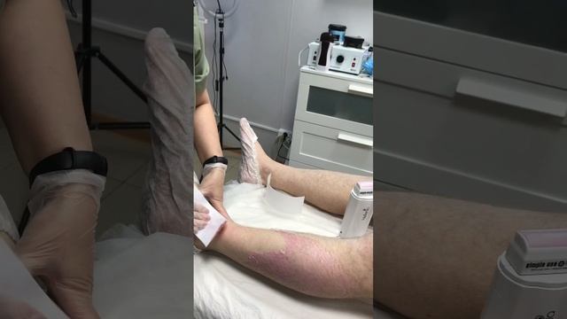 Мужская депиляция | Ноги полностью тёплым воском | Техника работы