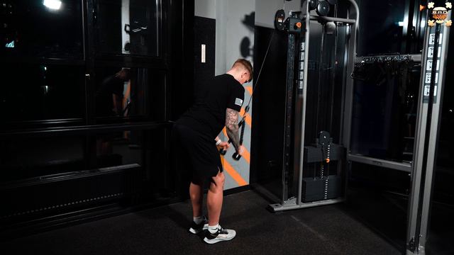 Разгибание предплечья канат / Выпрямление рук на трицепс