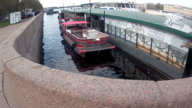 Невская переправа между Адмиралтейской и Мытнинской набережными