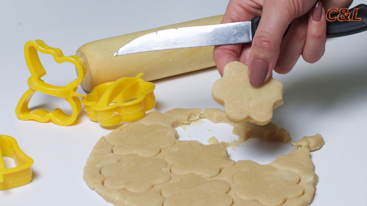 Приготовление печенья с использованием форм. Традиционная домашняя еда. Печенье в духовке.