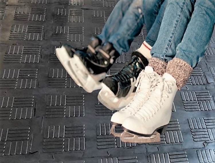 Сборное резиновое покрытие для пола хоккейных раздевалок и ледовых катков