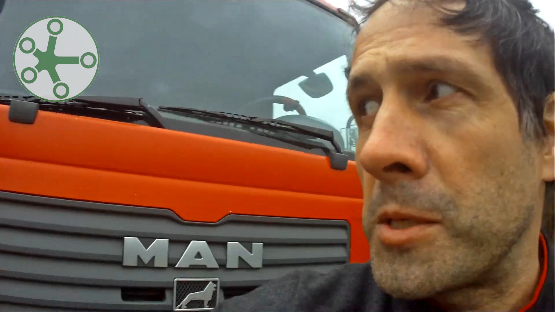 Заблокировались двери в заведённой машине. Что делать?