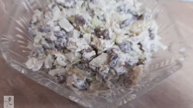 Мясной салат с фасолью и поджаренным до золотистой корочки луком